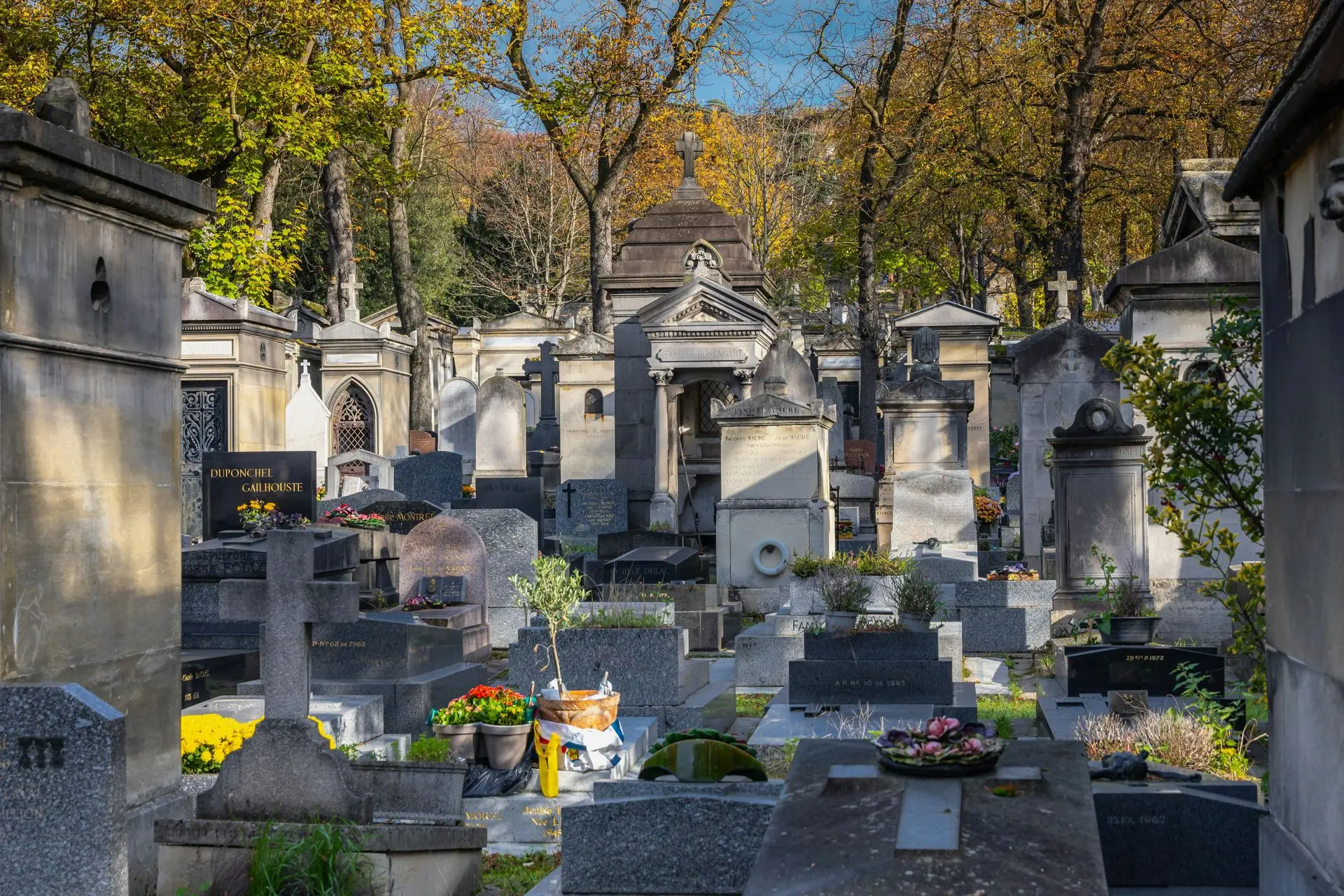 Cómo elegir una lápida adecuada según la tradición familiar | Grupo ...